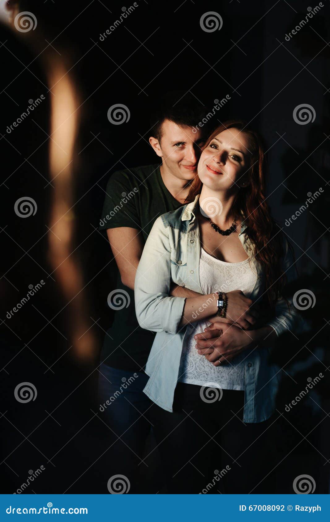 Amantes abrazados foto de archivo. Imagen de abrazado - 67008092