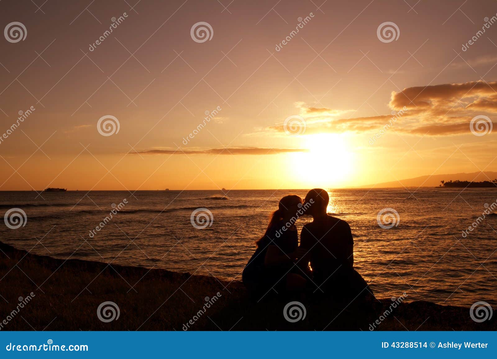Amantes De La Puesta Del Sol Foto De Archivo Imagen De Prometido