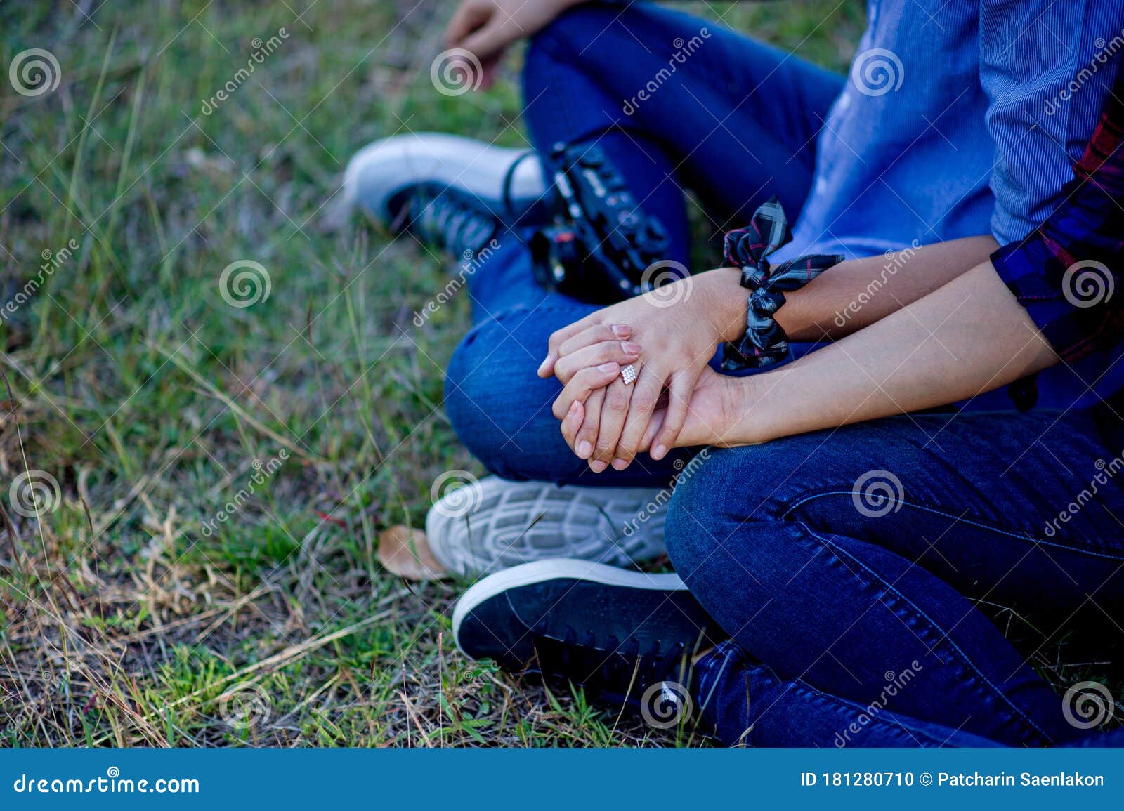 Amants Tenant La Main Deux Amants Se Tenant La Main Pour Se Donner Un