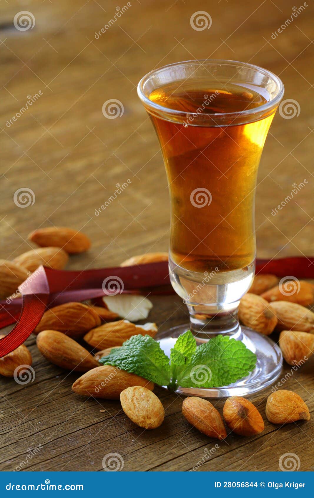 Amaretto De Boisson Alcoolis?e D'amande Avec Des Noix Photo stock ...