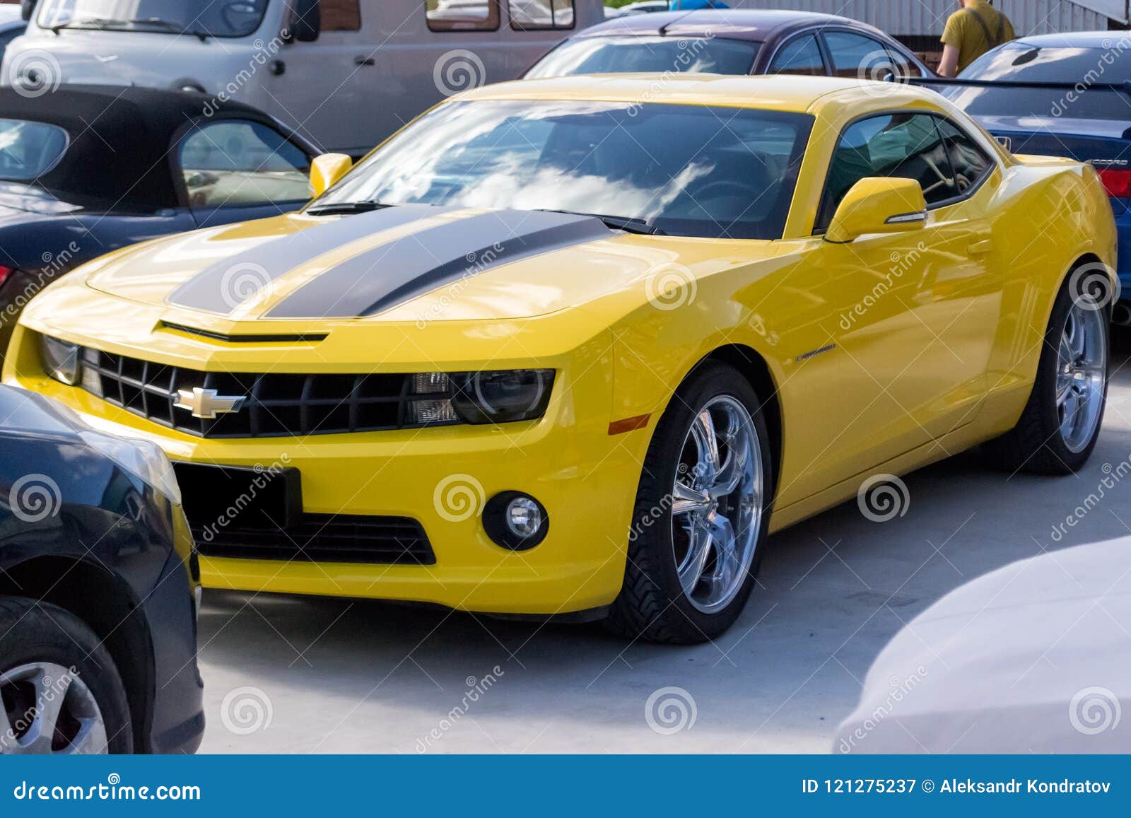 Amarillo De Chevrolet Camaro Con Las Rayas Negras Fotografía editorial ...