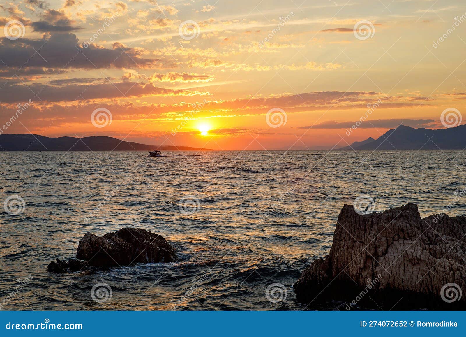 Amazing Beach Sunset with Endless Horizon and Incredible Foamy Waves ...