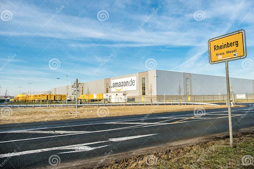 Amazon distribution center editorial image. Image of international ...