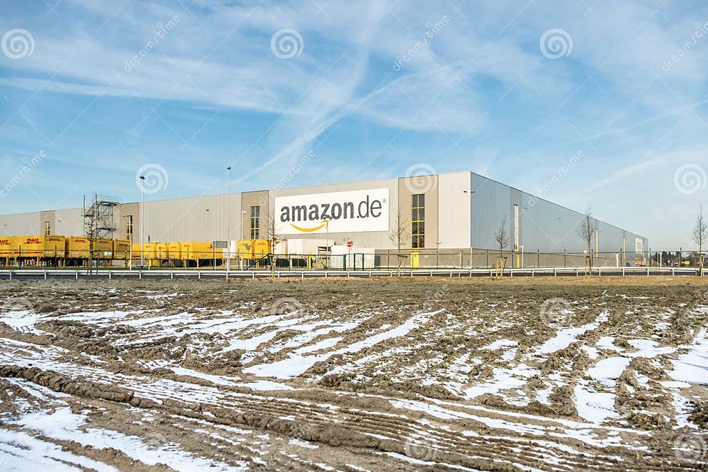 Amazon distribution center editorial image. Image of company - 85025940
