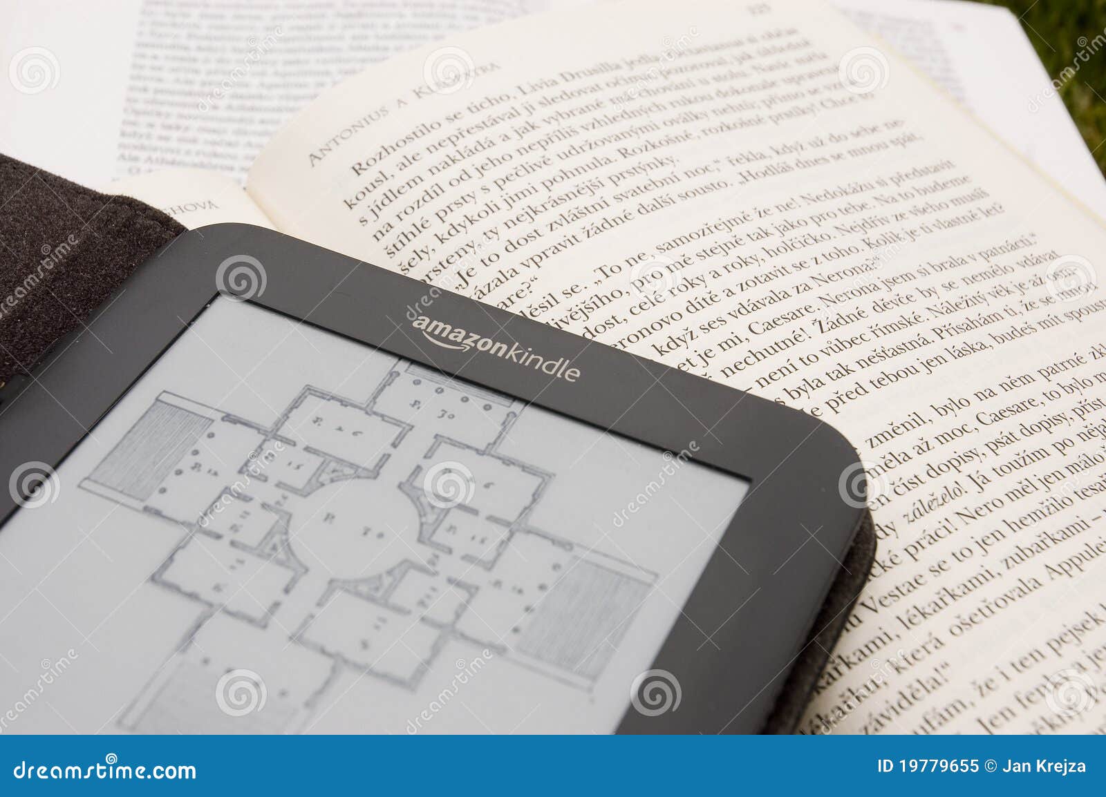 Amazon Kindle E-Reader editorial image. Image of wireless - 19779655