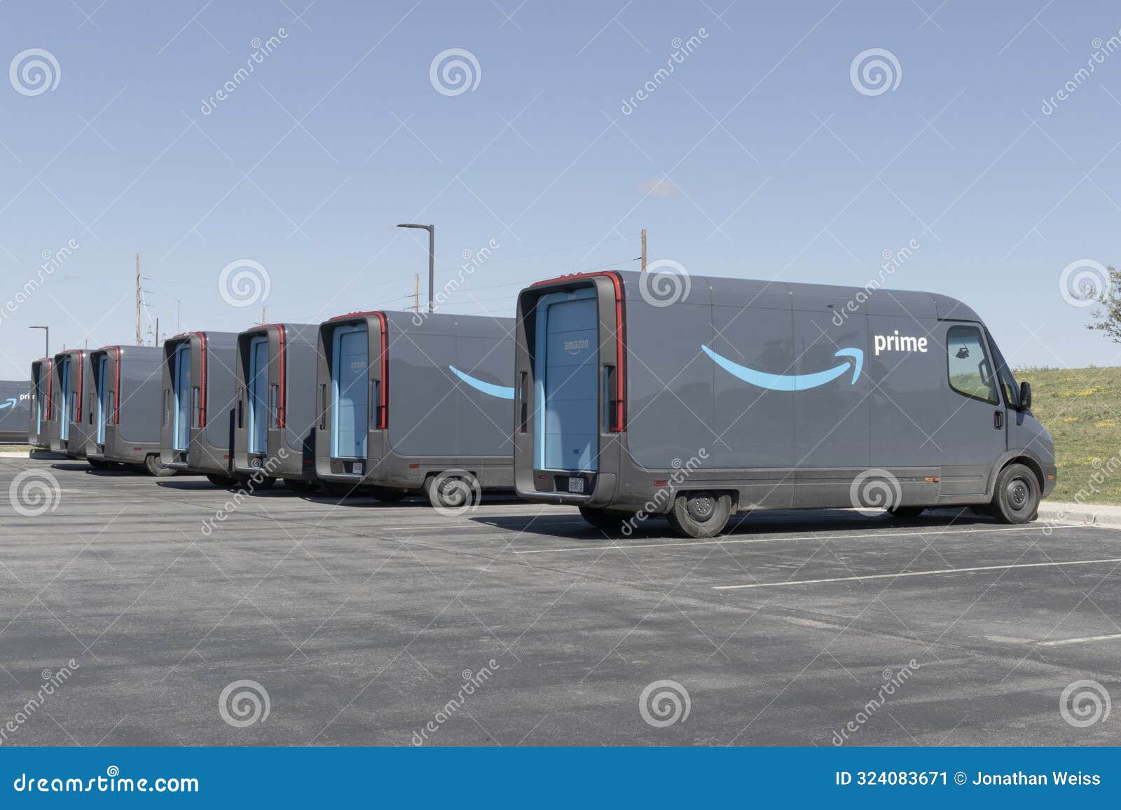 Amazon Prime EV Electric Delivery Vans from Rivian. with a Net-zero ...