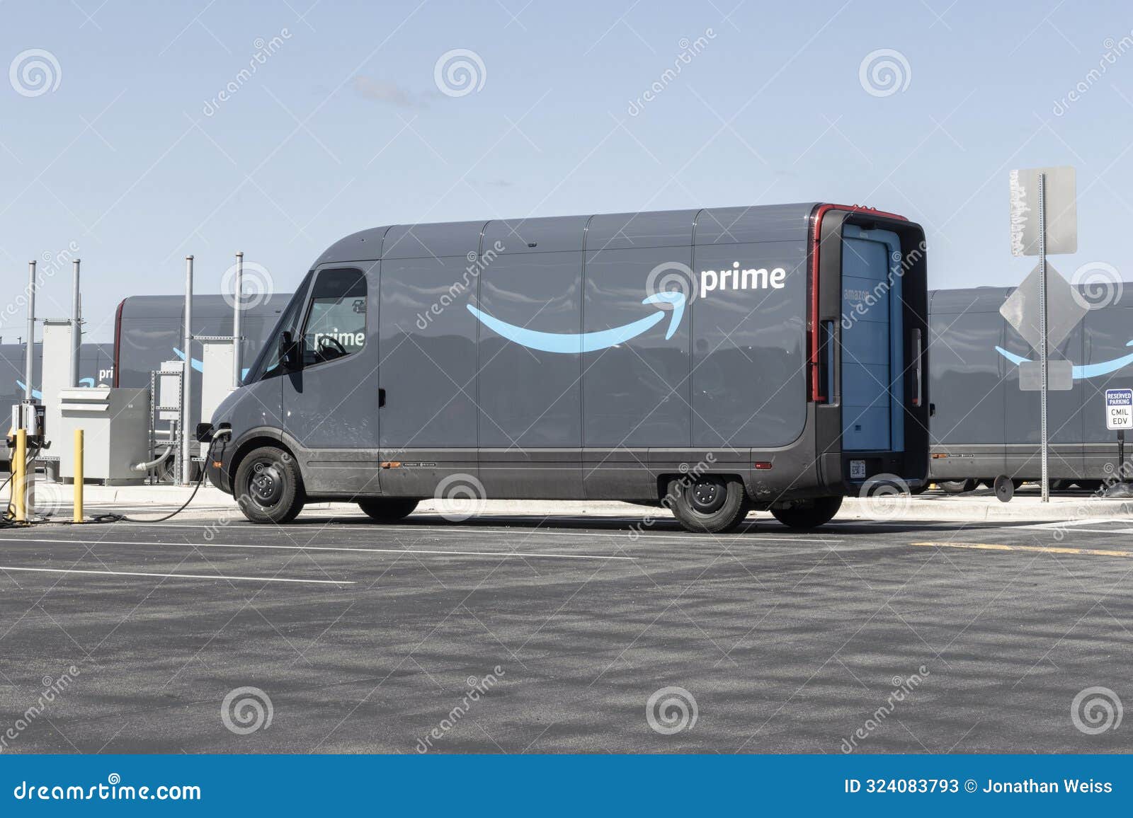 Amazon Prime EV Electric Delivery Vans from Rivian. with a Net-zero ...