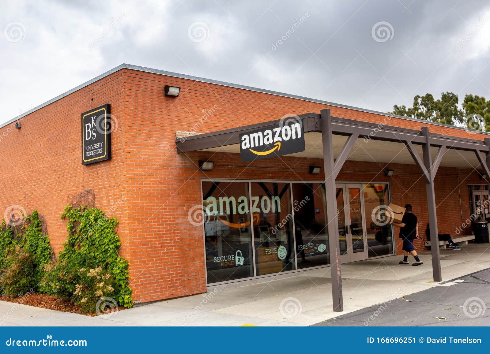 Amazon retail at college editorial photo. Image of building - 166696251
