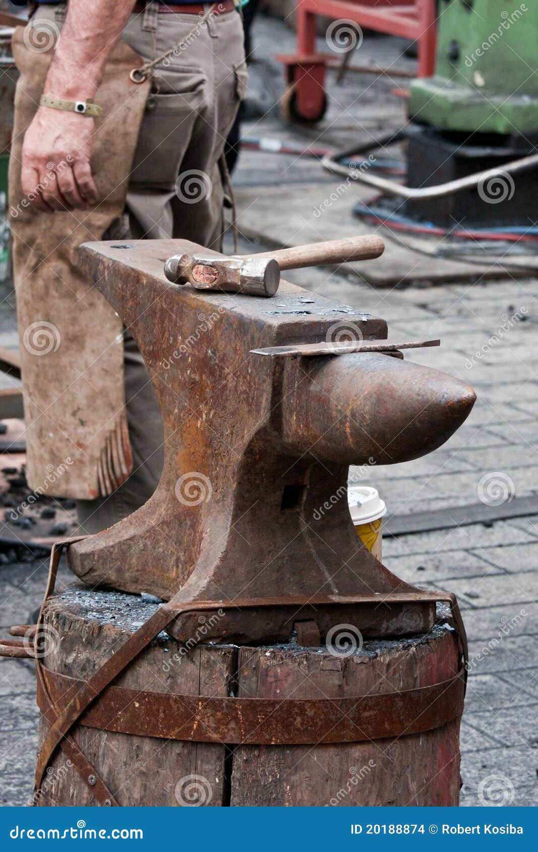 Amboss und Hammer stockfoto. Bild von schmiede, land - 20188874