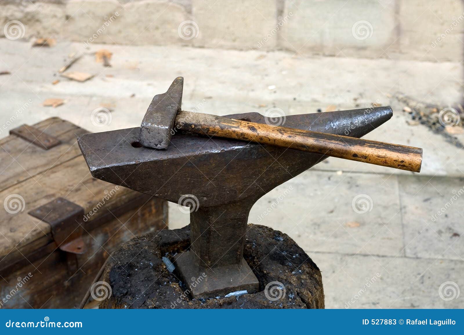 Amboss und Hammer stockbild. Bild von antike, rost, fall - 527883