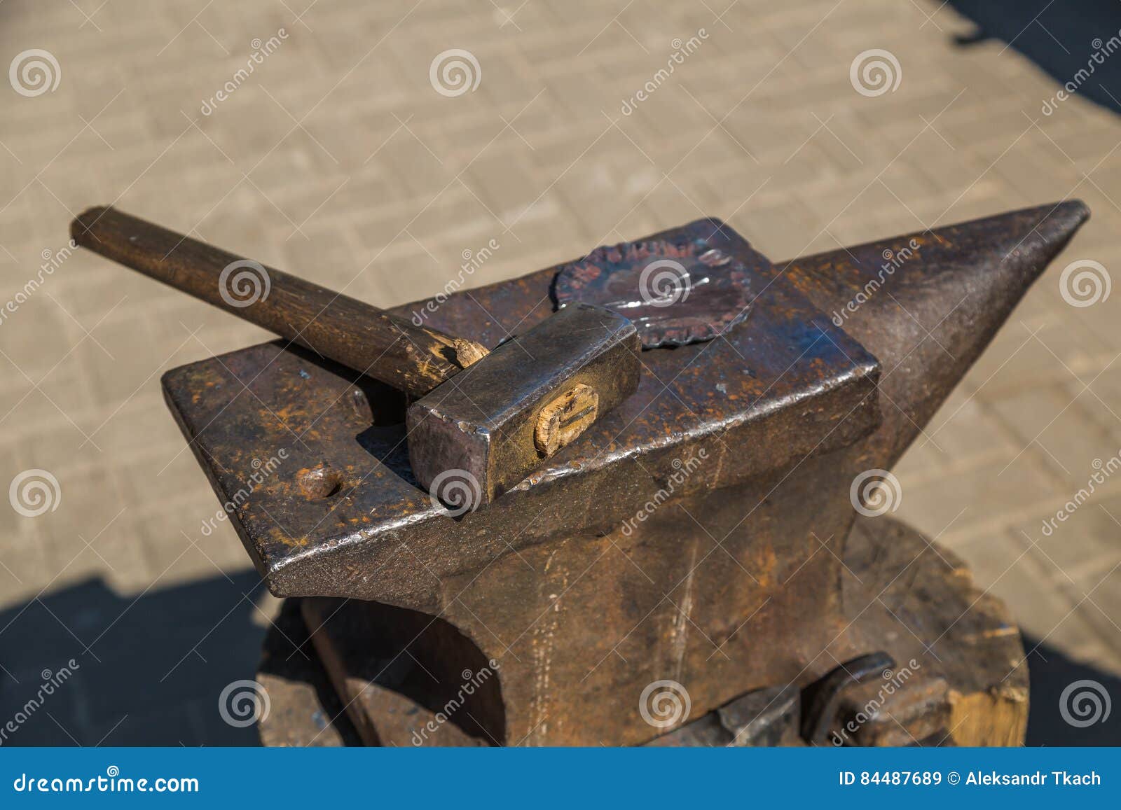 Amboss und Hammer stockbild. Bild von schmiede, schwer - 84487689