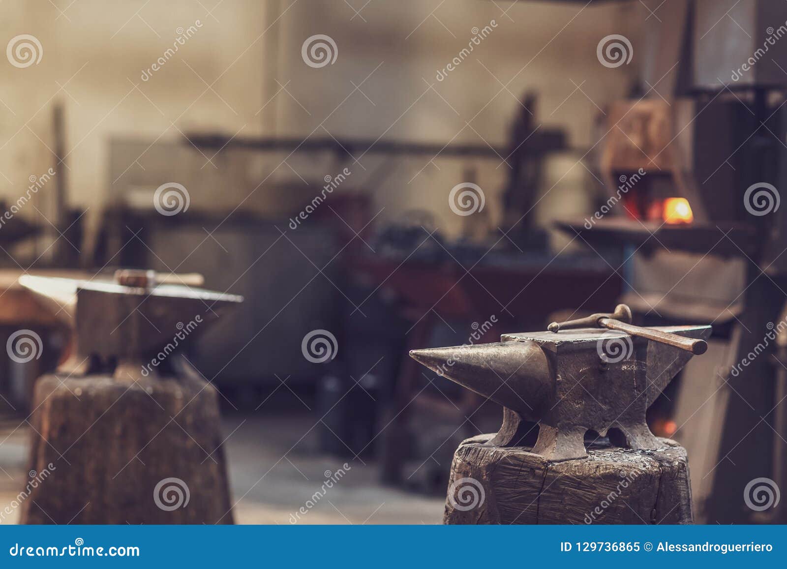 Amboss Und Hammer in Einer Metallwerkstatt Stockbild - Bild von manuell ...