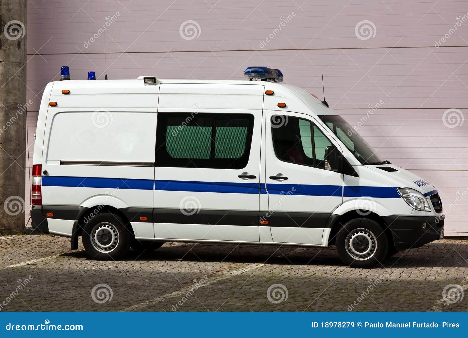 Ambulance de Croix-Rouge image stock. Image du crise - 18978279