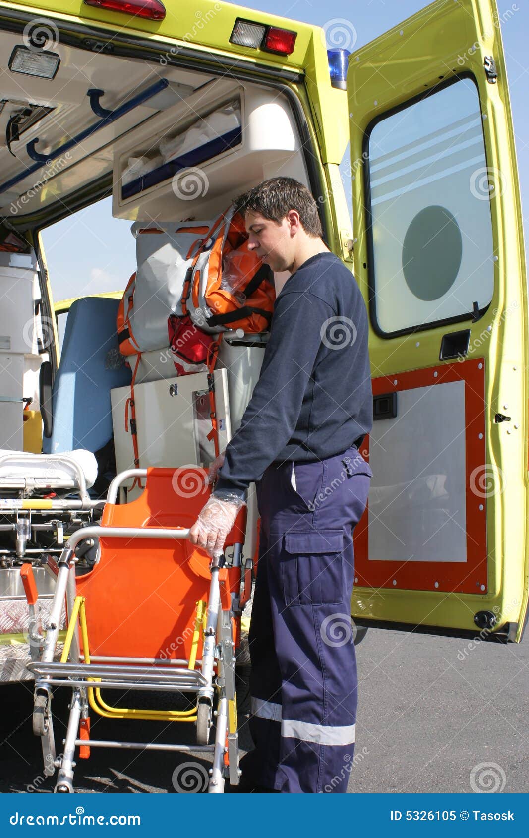 Ambulancier image stock. Image du soin, civière, infirmerie - 5326105