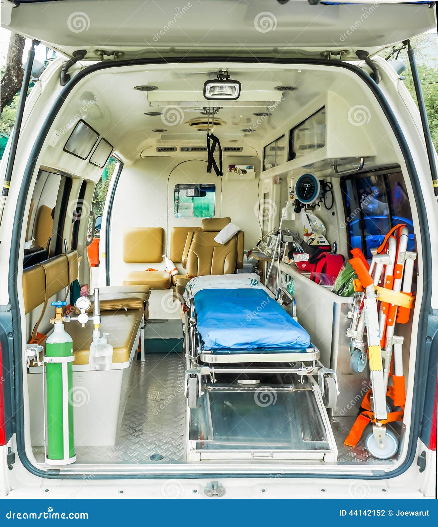 Ambulanza all'interno fotografia stock. Immagine di gurney - 44142152