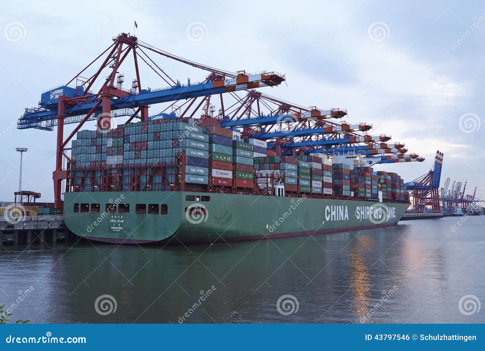 Amburgo - Nave Portacontainer Al Terminale Fotografia Editoriale ...