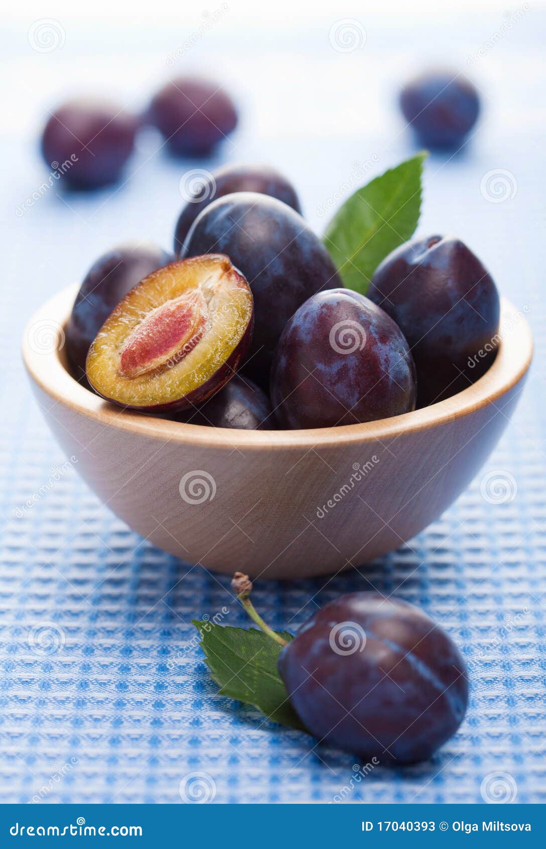 Ameixas frescas imagem de stock. Imagem de folha, pilha - 17040393