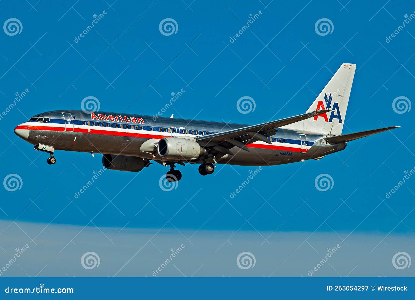American Airlines 737-800 N952AA Plane in the Blue Sky Editorial ...