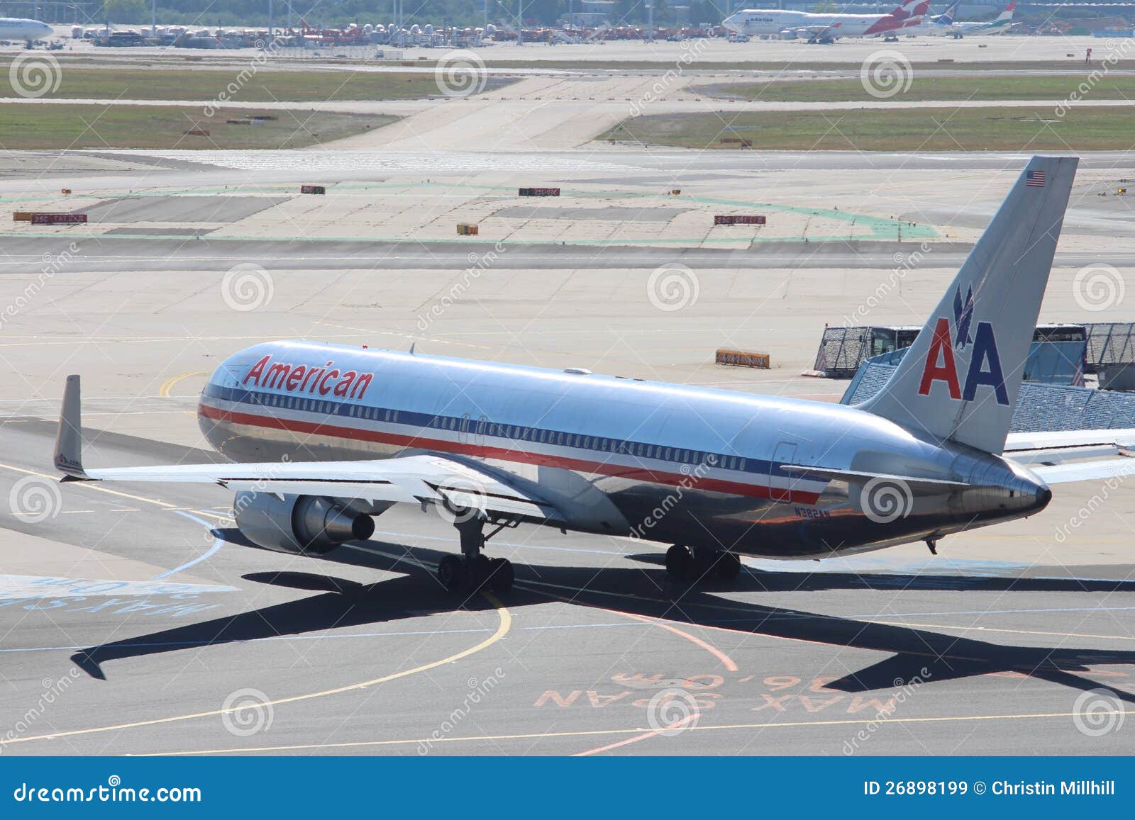 American Airlines Plane editorial stock image. Image of engine - 26898199