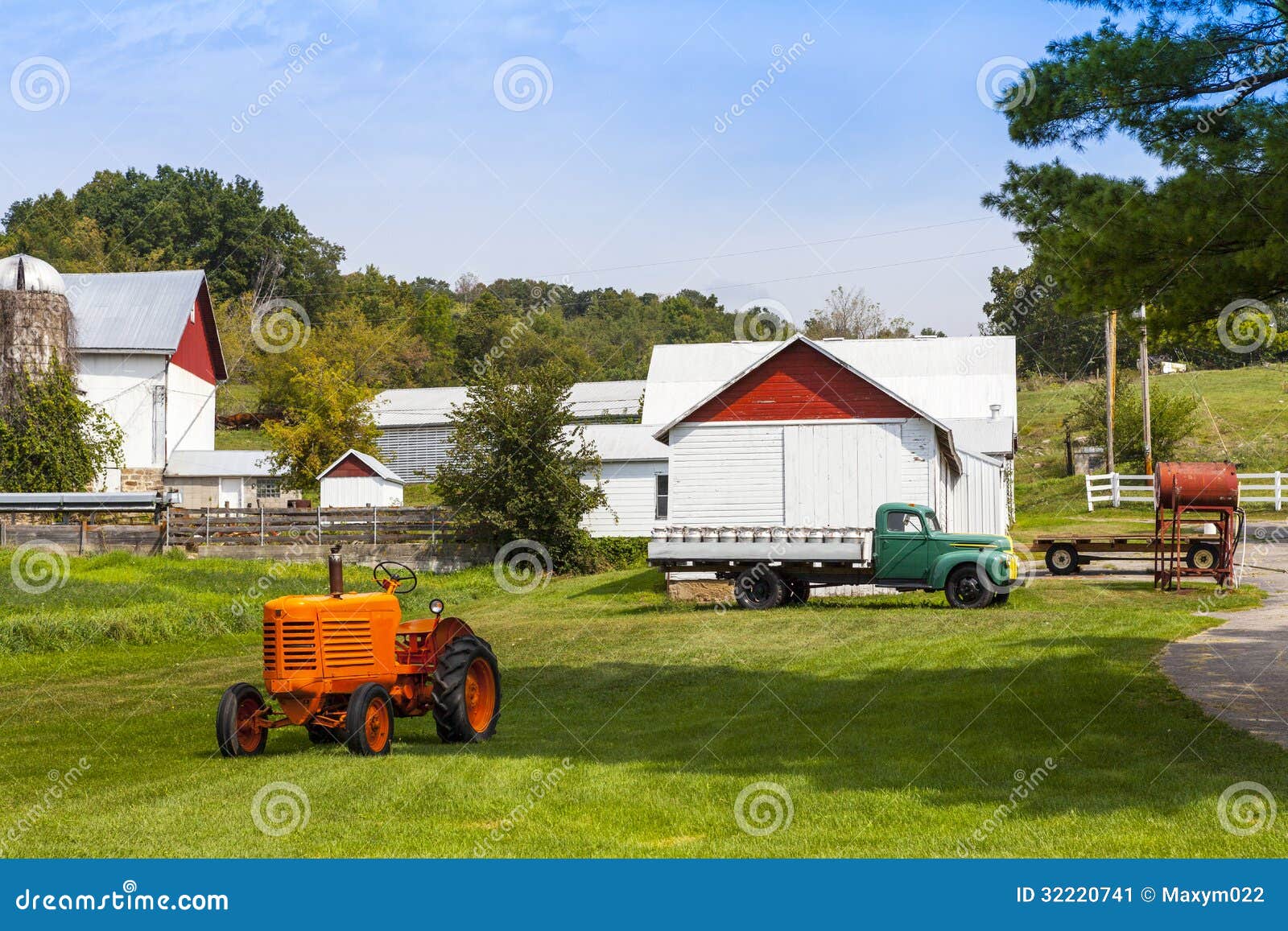American Countryside stock image. Image of crop, machinery - 32220741