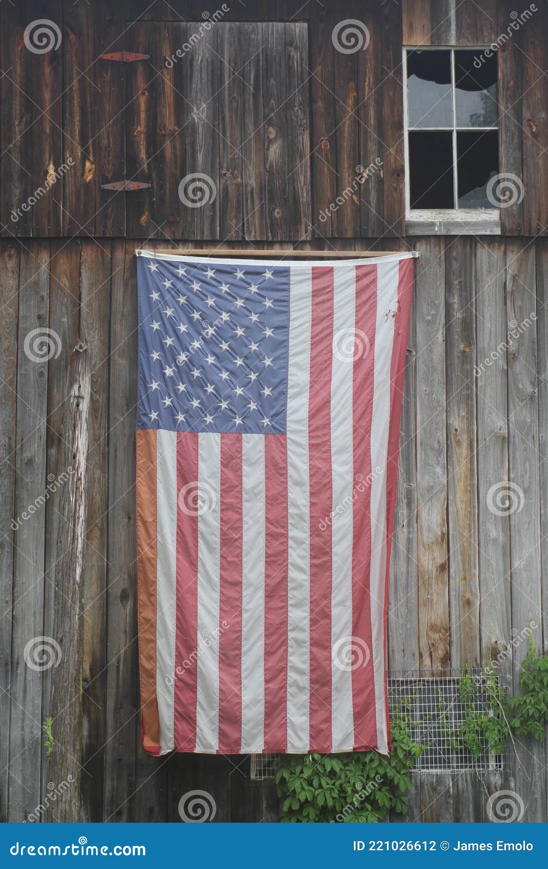 American Flag on Old Barn editorial photography. Image of blue - 221026612