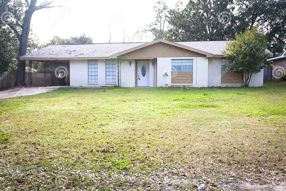 American Ranch Style Home stock image. Image of middle - 23333241