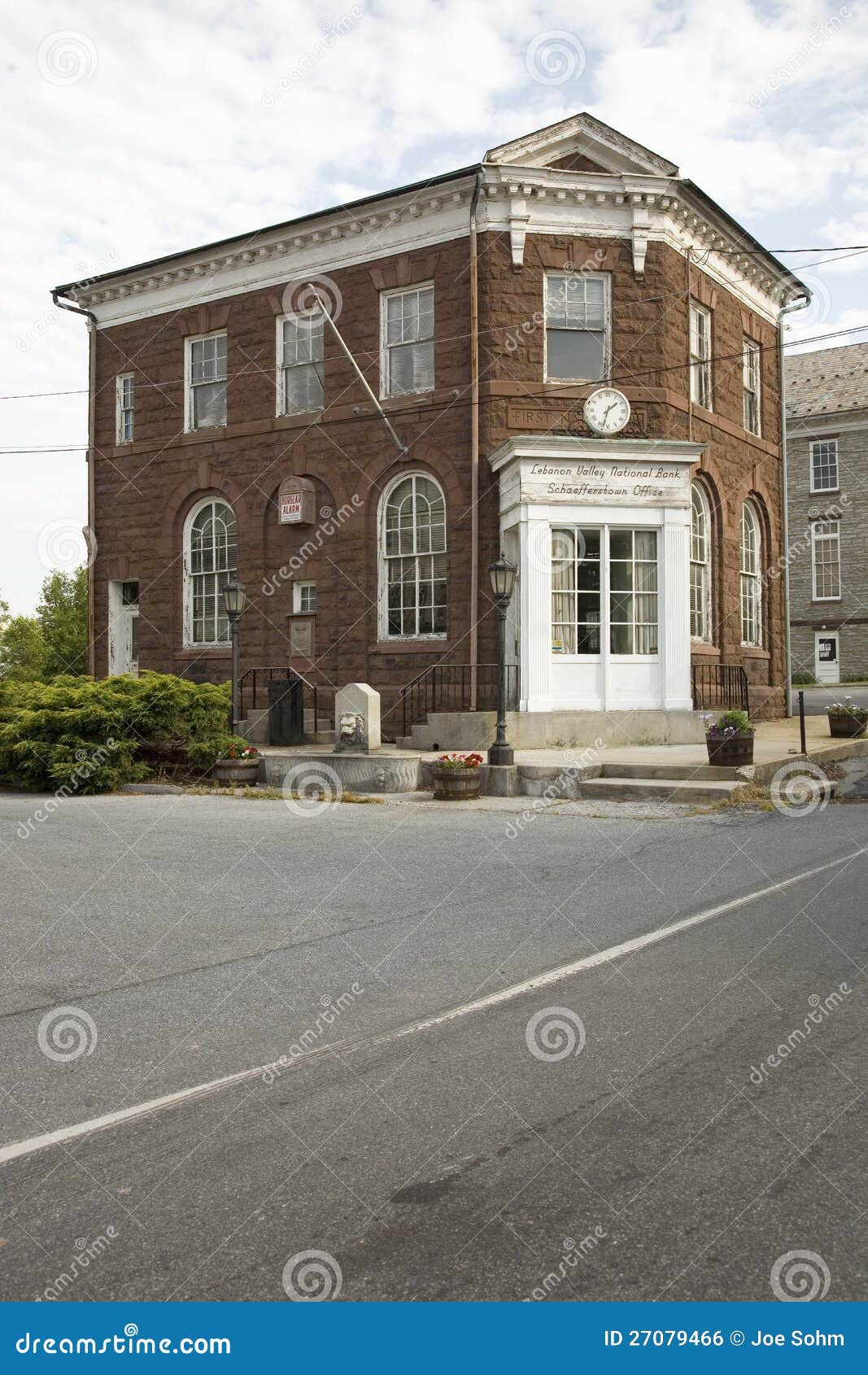 Americana brick building editorial photo. Image of keystone - 27079466