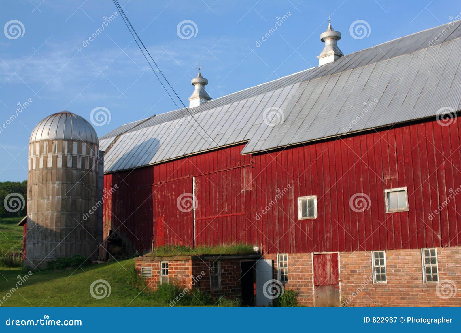 Americana - Wisconsin Red Barn Stock Image - Image of farm, secure: 822937