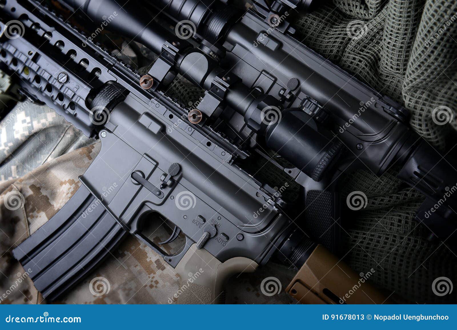 Amerikaans Machinegeweer Op Legerachtergrond Stock Afbeelding - Image ...