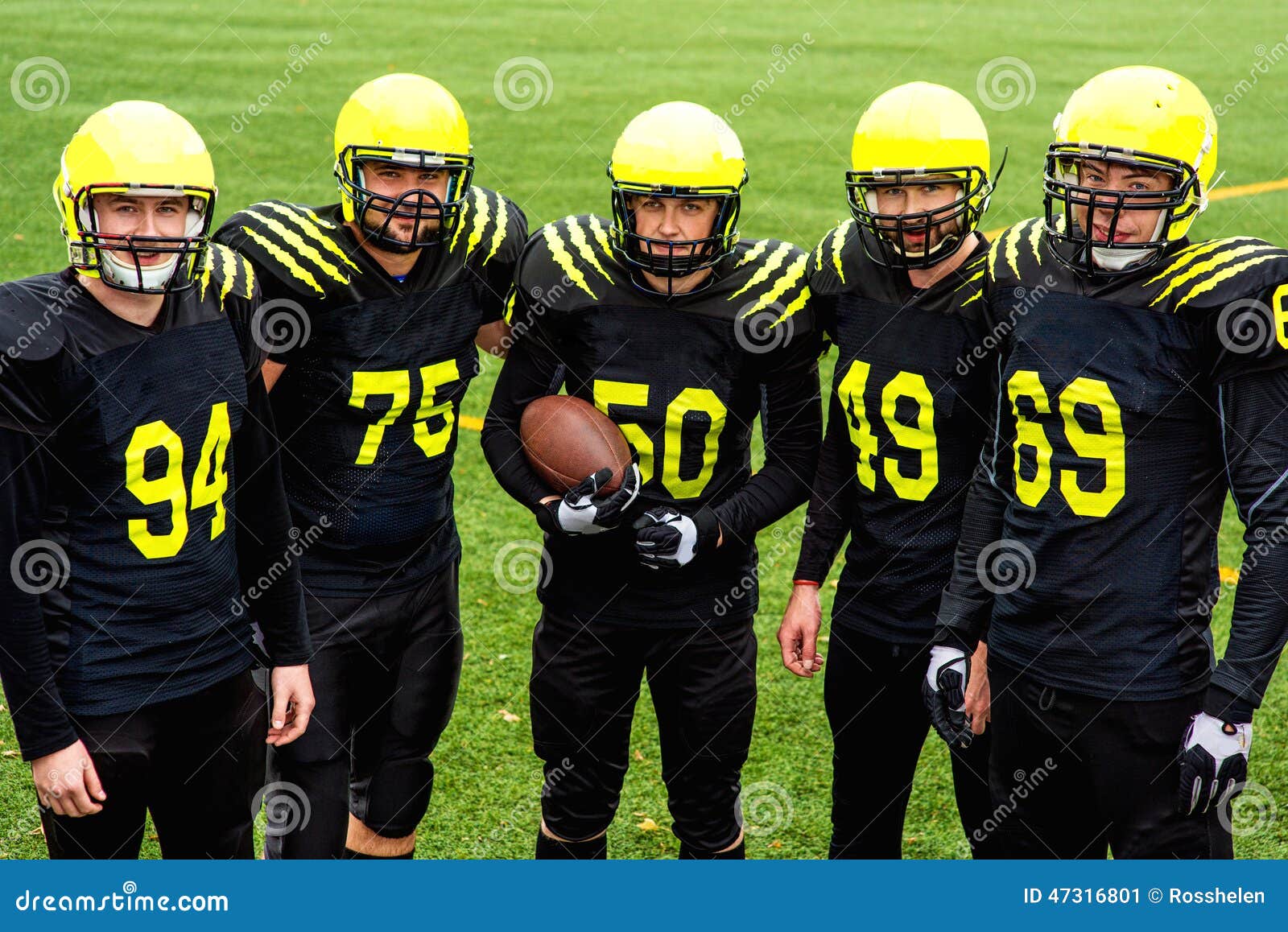 Amerikaans voetbalteam stock afbeelding. Image of helm - 47316801