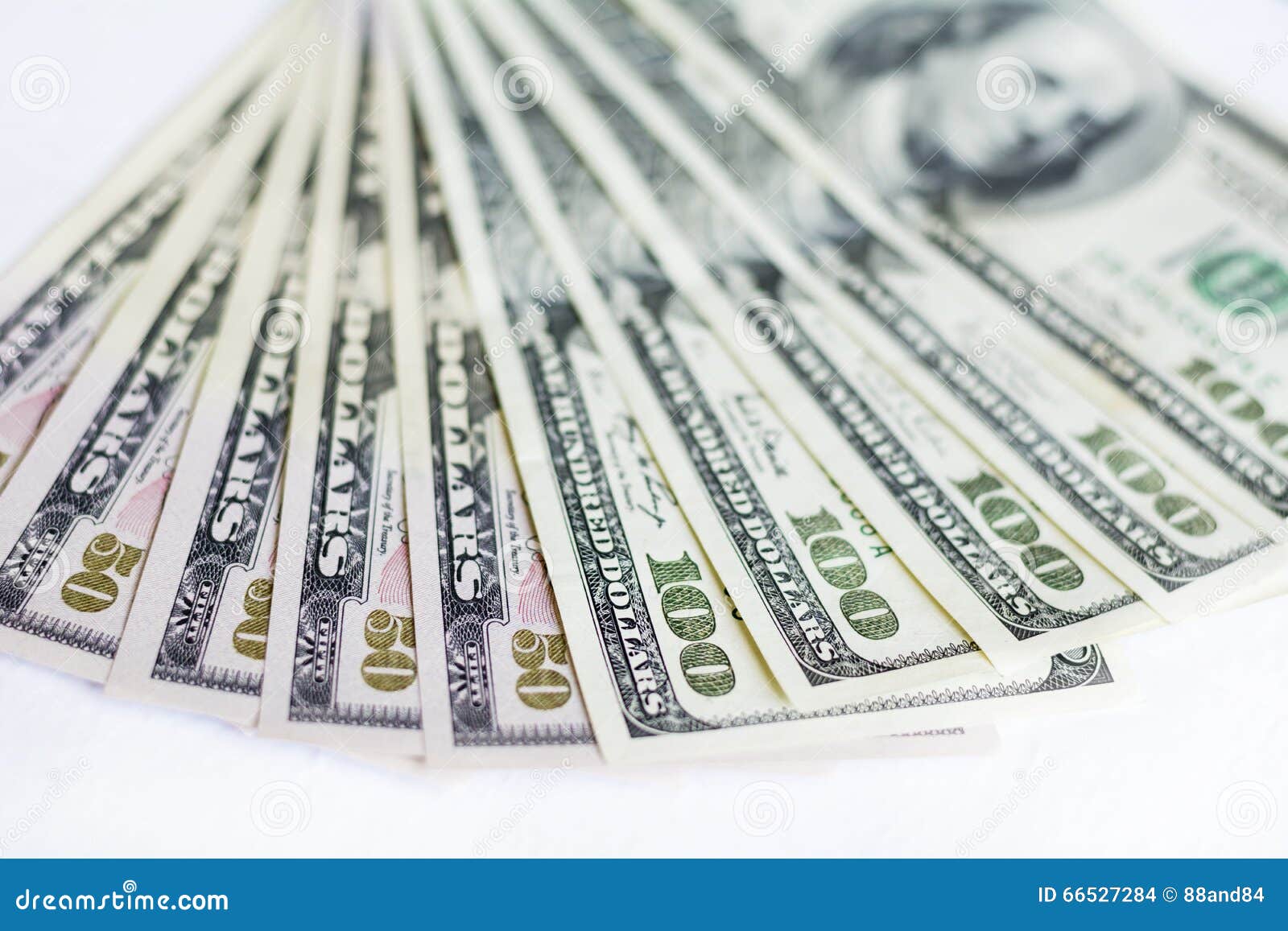 Amerikaanse Dollars Op Een Witte Achtergrond Geld Stock Foto - Image of ...