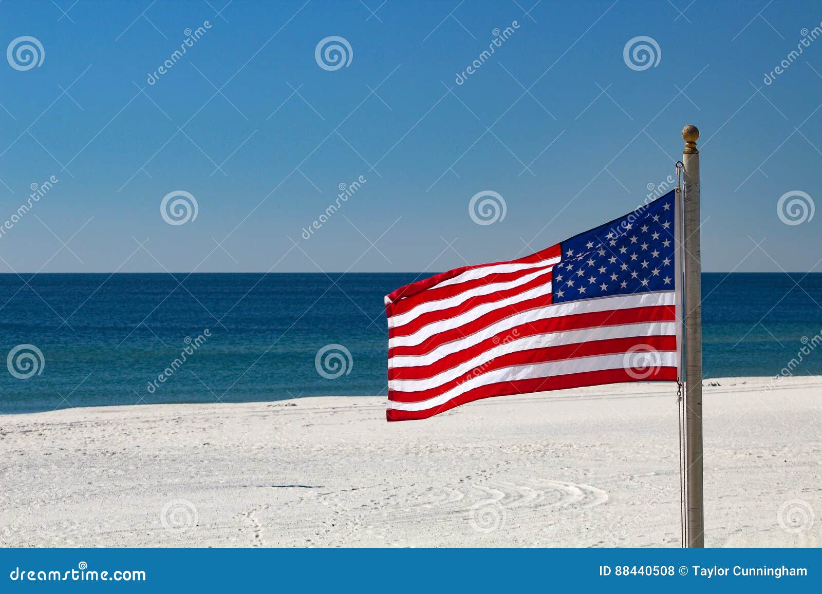 Amerikaanse Vlag Op Het Strand Stock Foto - Image of zand, water: 88440508