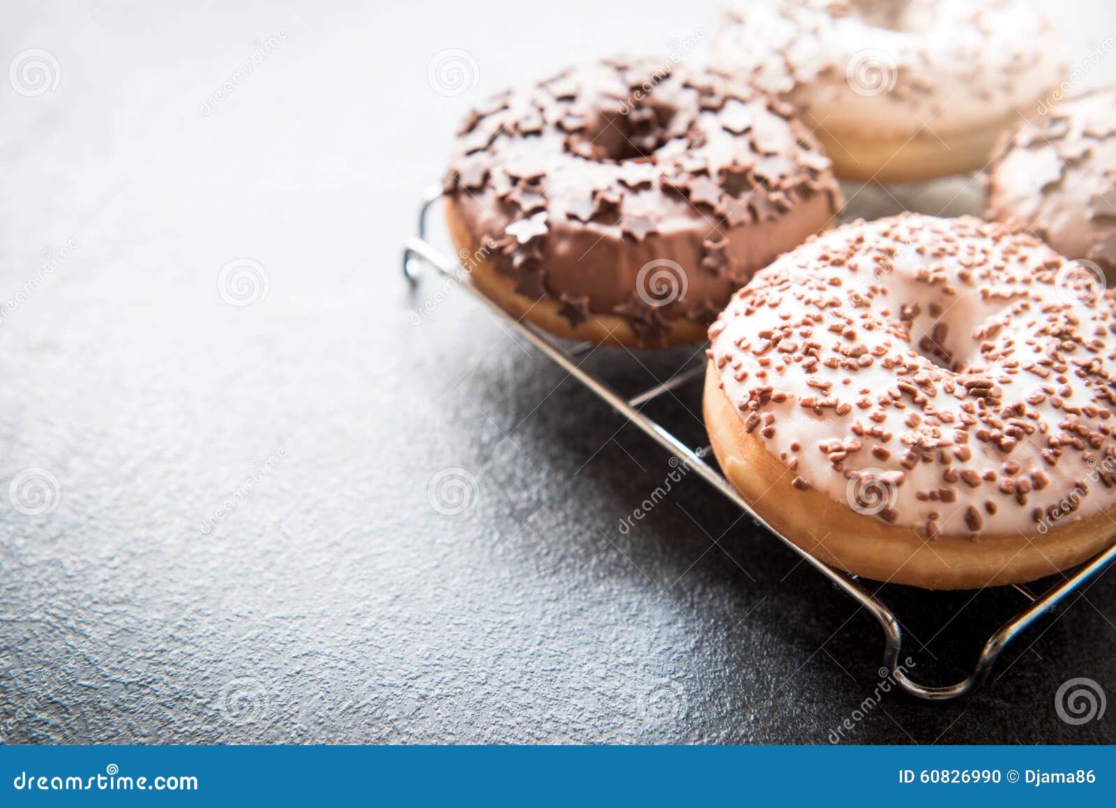Amerikanska donuts arkivfoto. Bild av socker, munk, isläggning - 60826990