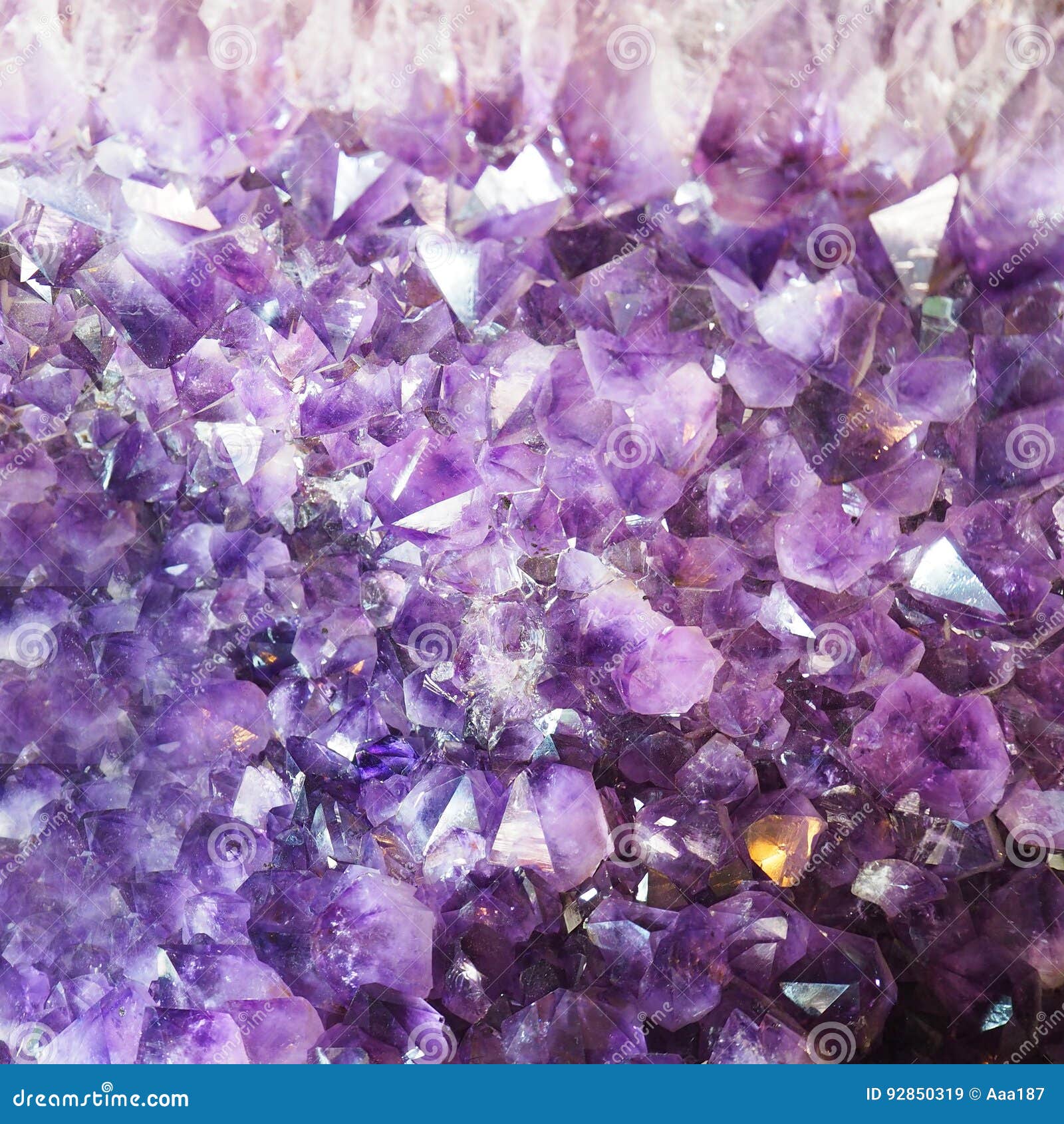 Amethyst Kristall stockbild. Bild von felsen, nave, nahaufnahme - 92850319