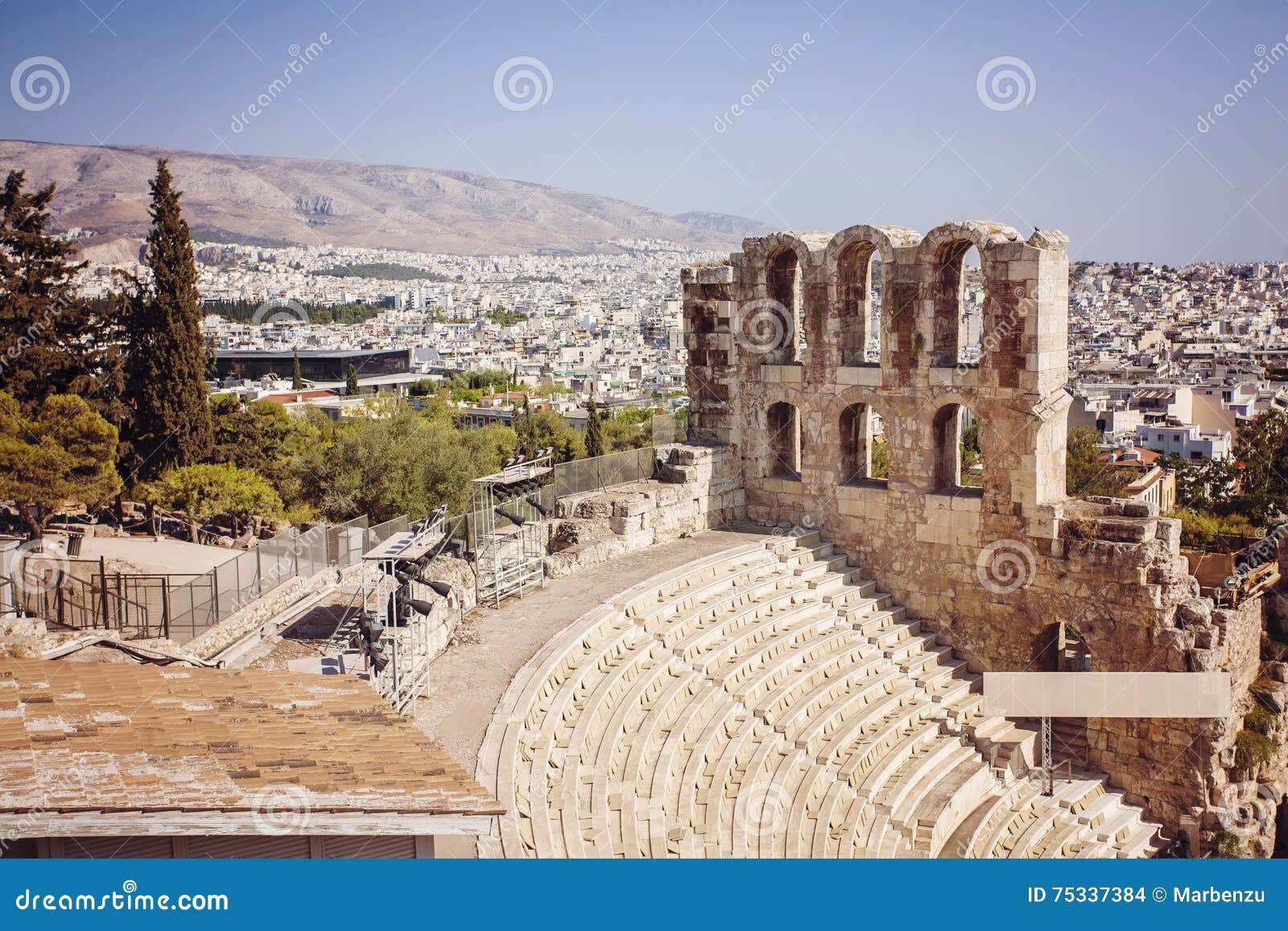 Amfiteatr akropol Ateny zdjęcie stock. Obraz złożonej z amfiteatr ...