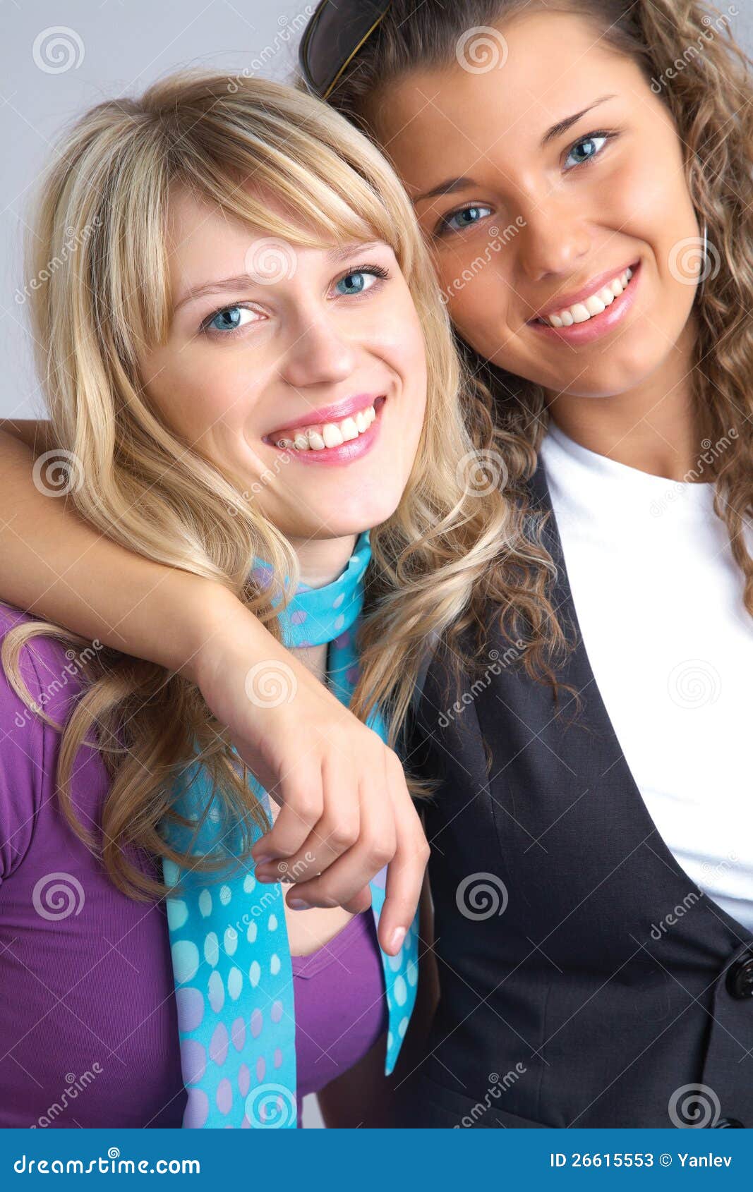 Amiche immagine stock. Immagine di biondo, caucasico - 26615553