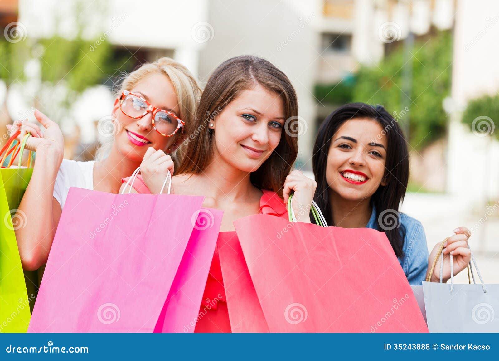 Amiche andate a fare spese fotografia stock. Immagine di modo - 35243888