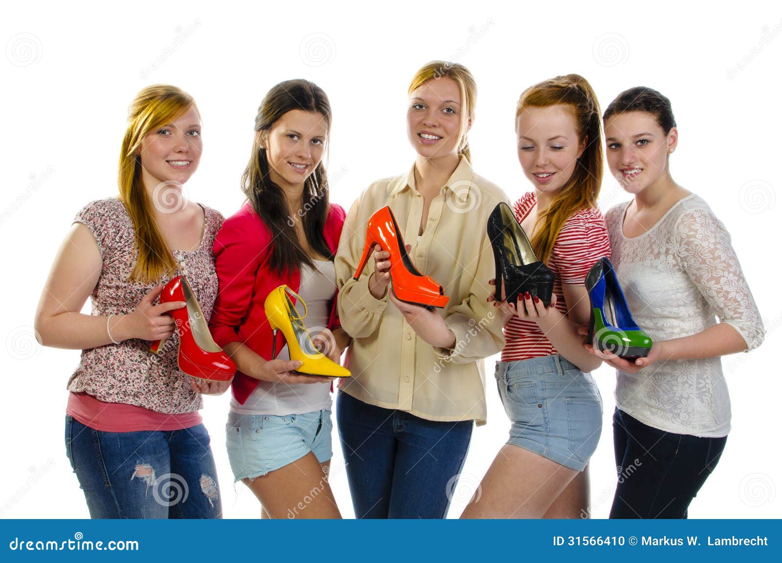 Amiche con i tacchi alti fotografia stock. Immagine di felice - 31566410