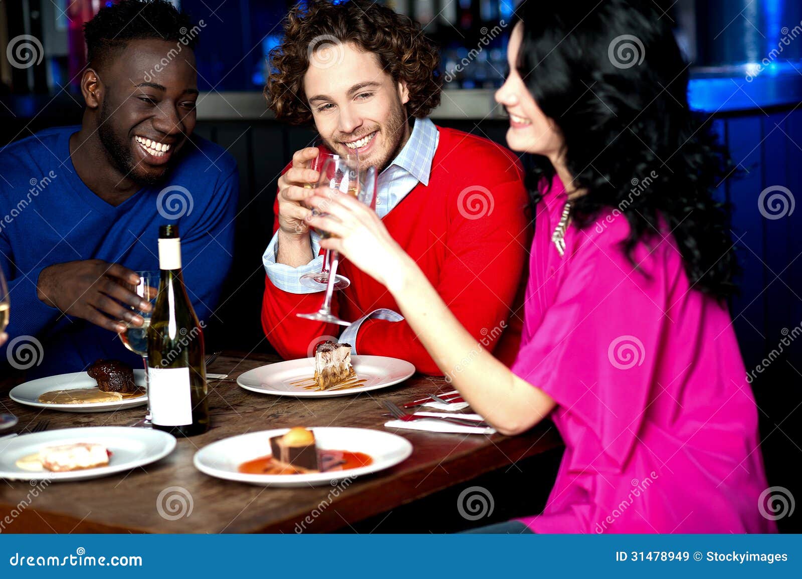 Amici Che Godono Della Cena Al Ristorante Immagine Stock - Immagine di ...