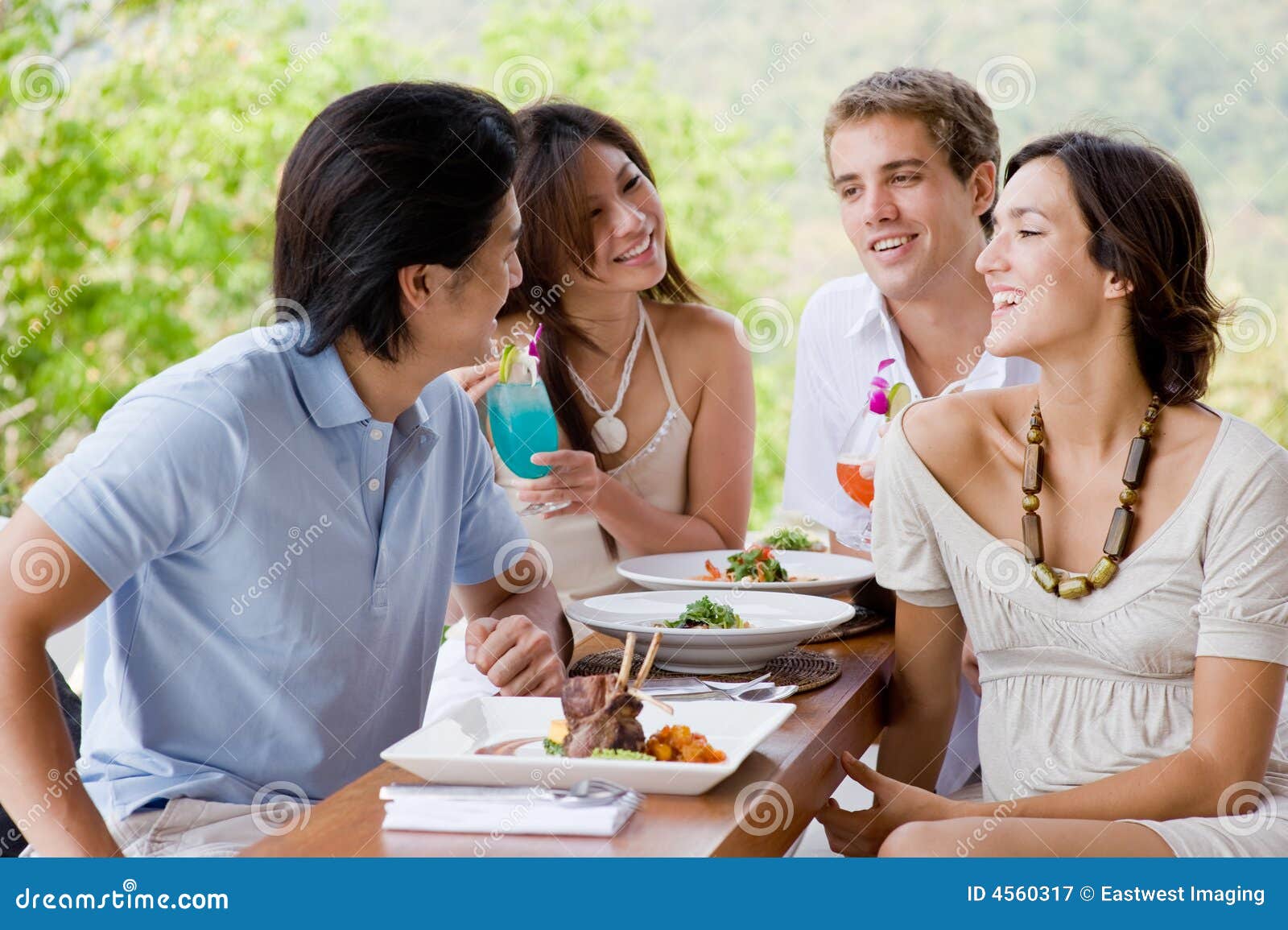 Amici che hanno pranzo immagine stock. Immagine di aperto - 4560317