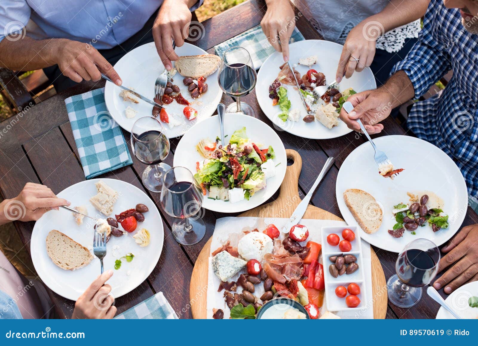 Amici che mangiano insieme immagine stock. Immagine di persona - 89570619