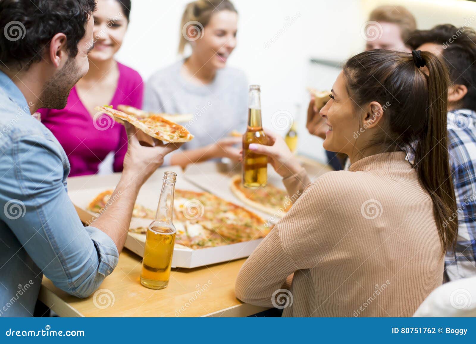 Amici che mangiano pizza fotografia stock. Immagine di giovane - 80751762