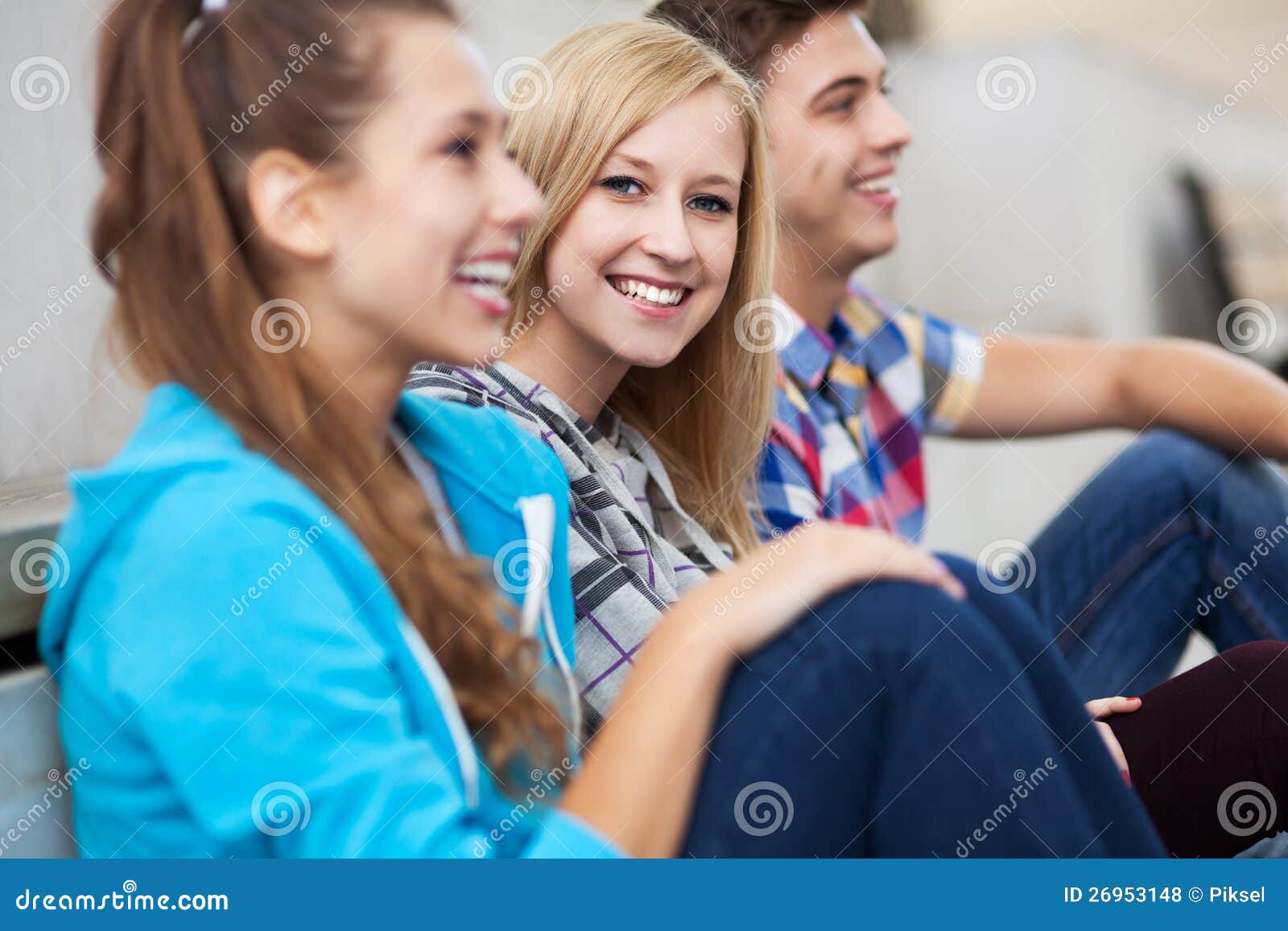 Amici Che Si Siedono Insieme Fotografia Stock - Immagine di allievo ...