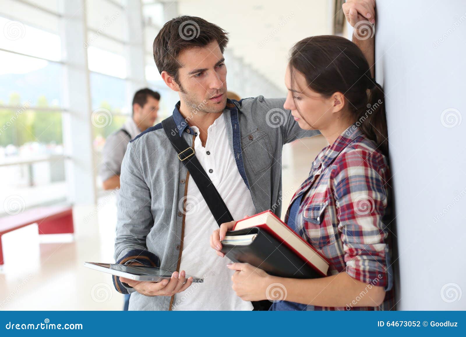 Amici Che Stanno Nella Conversazione Di Corridoio Fotografia Stock ...