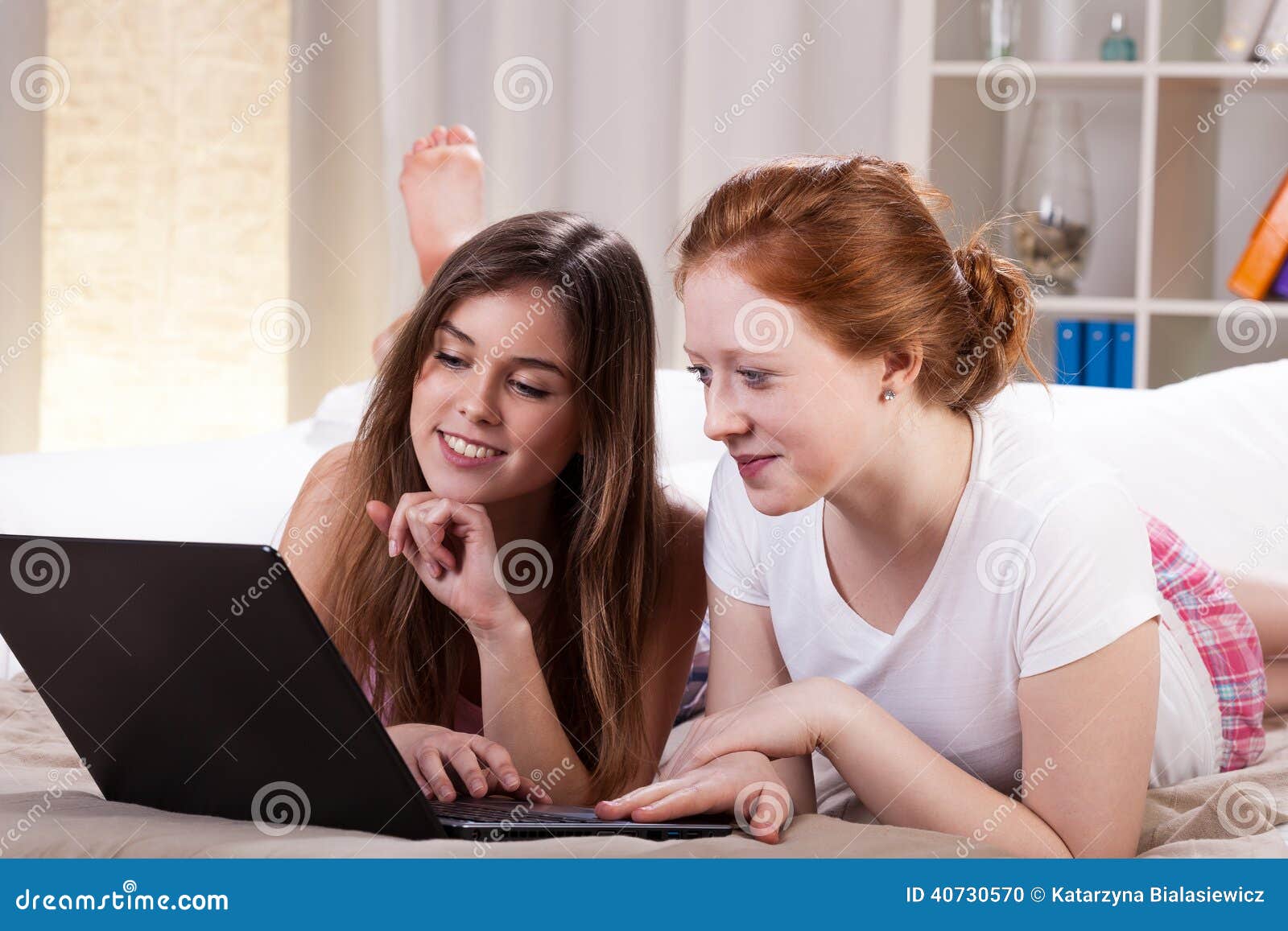 Amici Con Il Computer a Letto Fotografia Stock - Immagine di usando ...