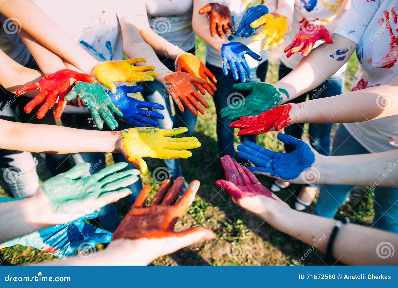 Amici con le mani colorate fotografia stock. Immagine di colori - 71672580