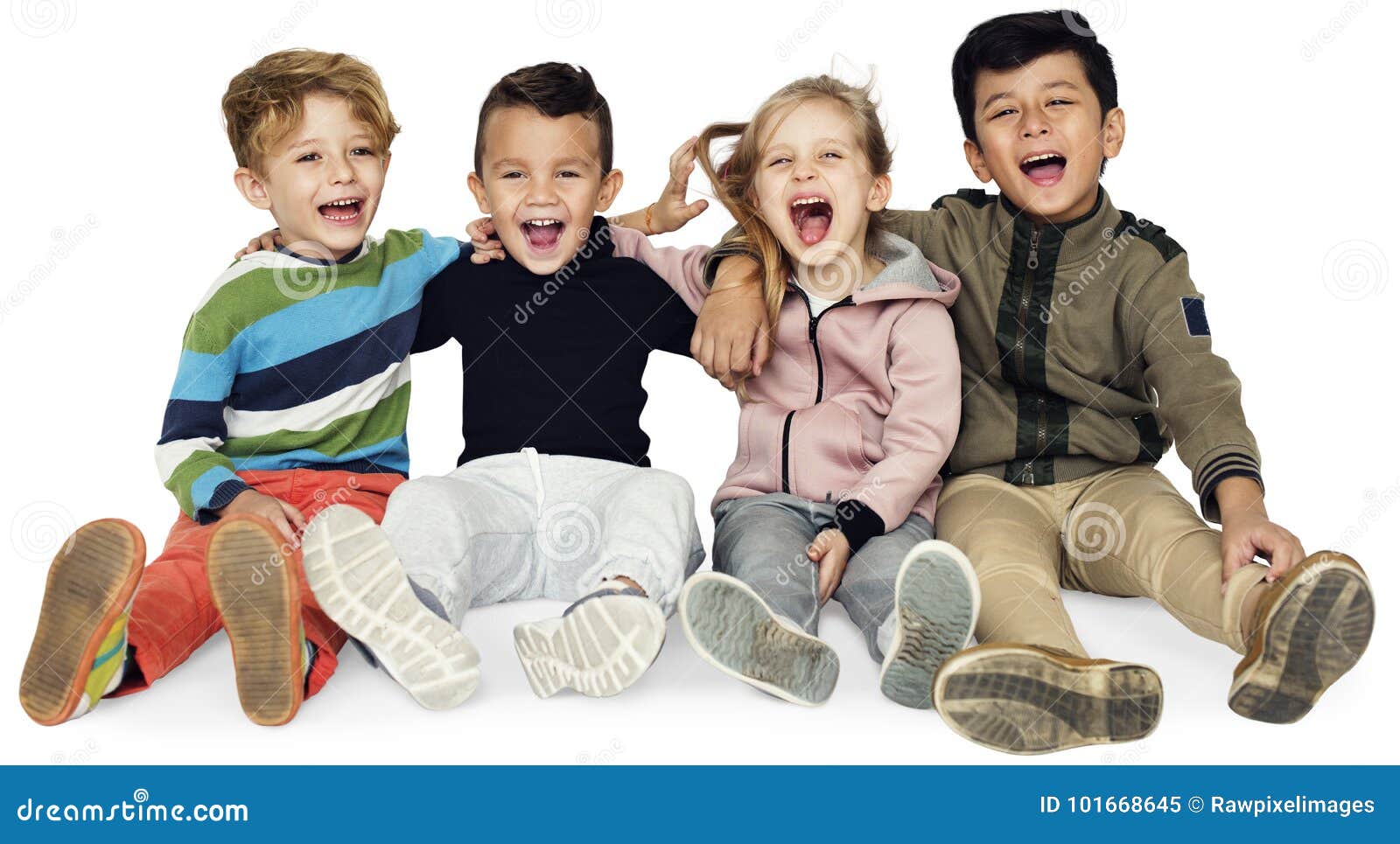 Amici Dei Piccoli Bambini Che Sorridono Insieme Immagine Stock ...