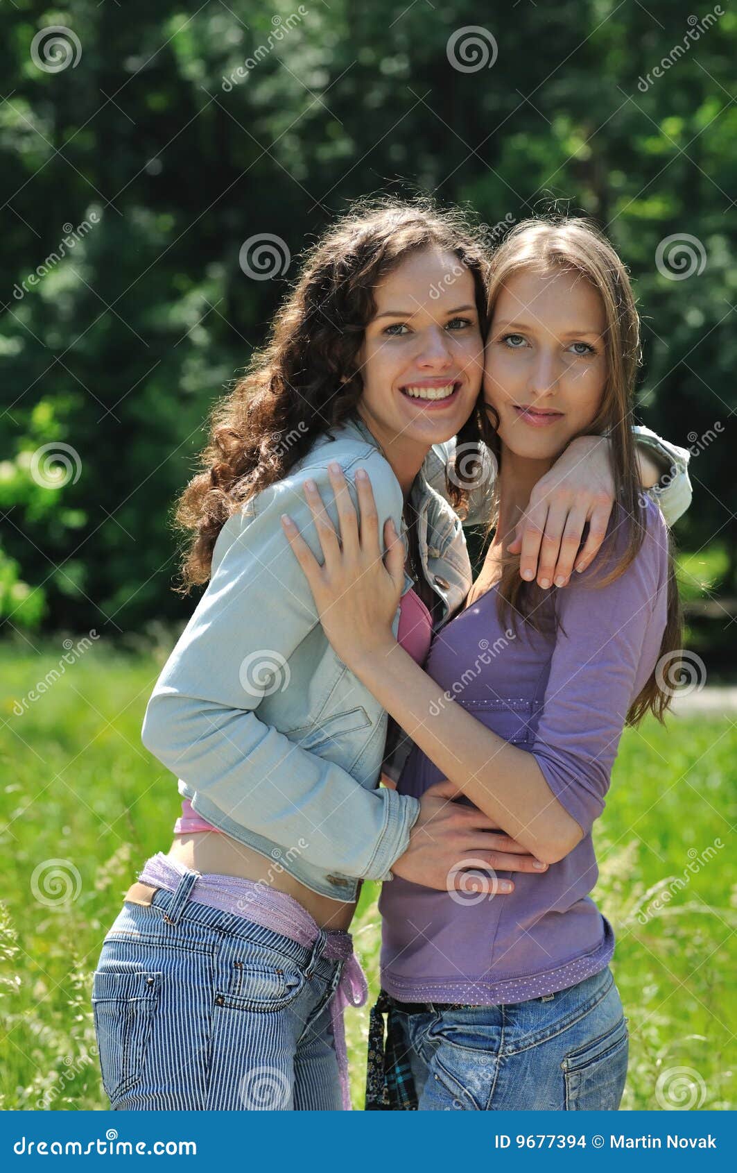 Amici felici insieme fotografia stock. Immagine di piacere - 9677394