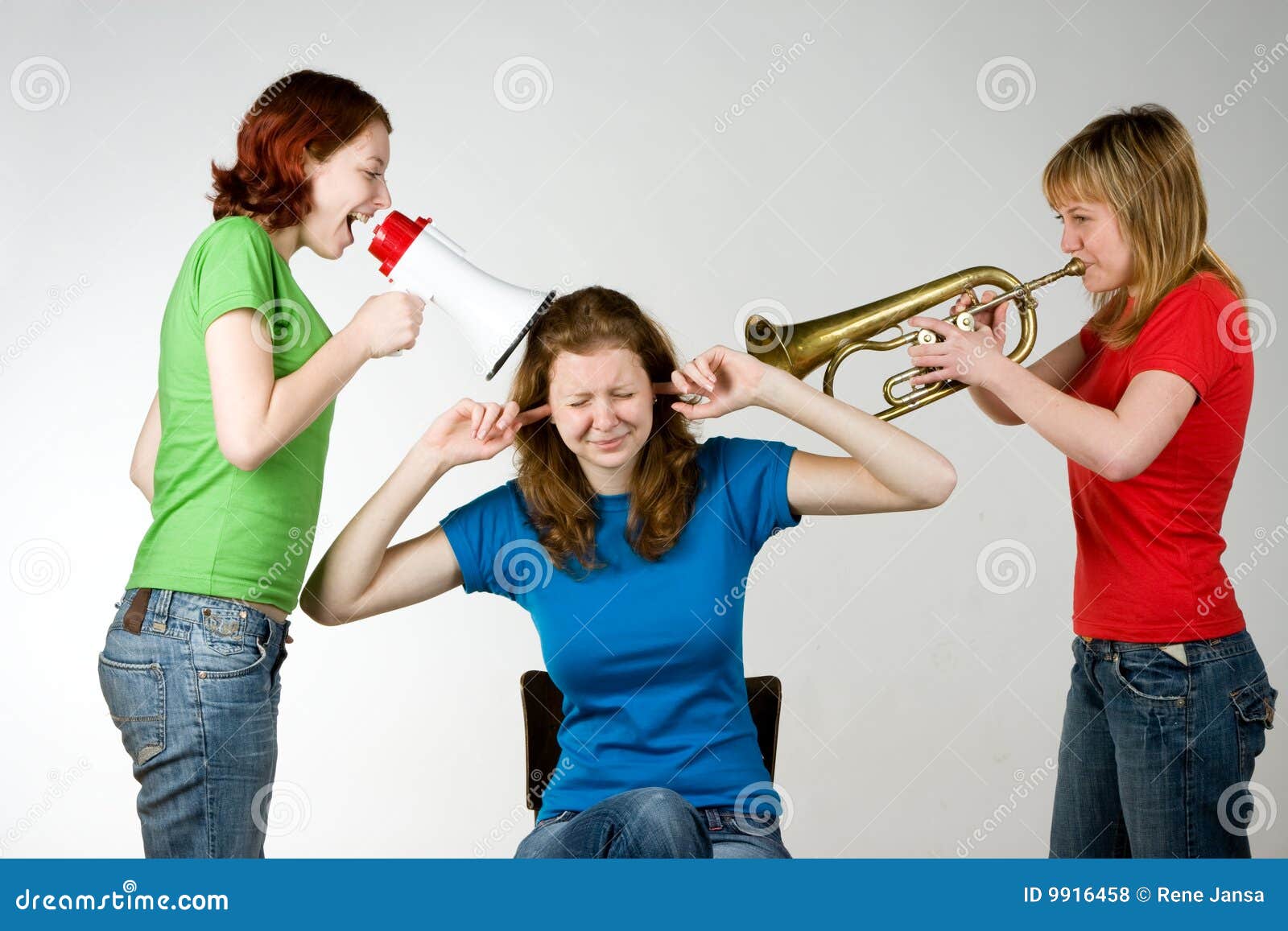 Amici Forti Che Importunano Ragazza Fotografia Stock - Immagine di ...