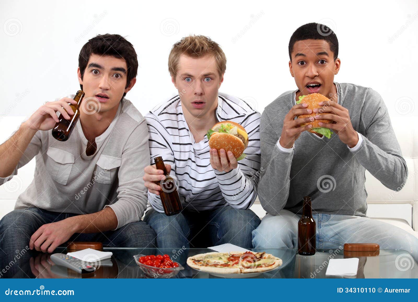 Amici Maschii Che Mangiano Gli Hamburger Fotografia Stock - Immagine di ...
